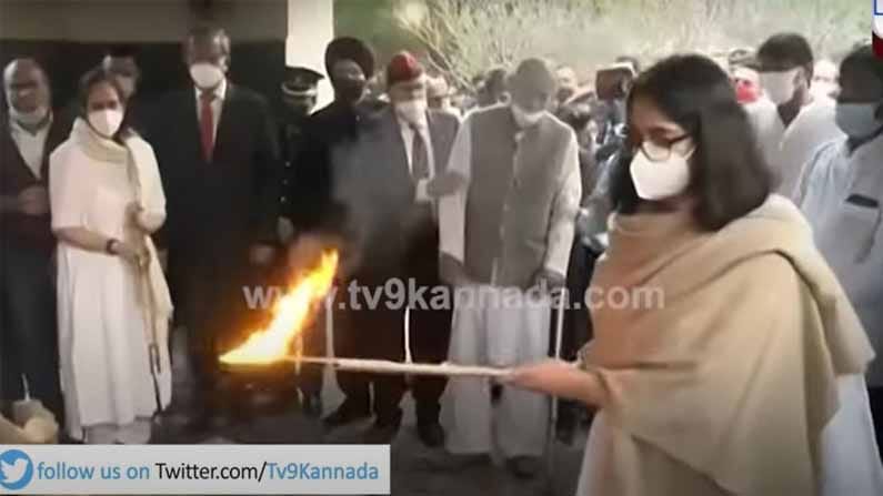 ಜನರಲ್ ರಾವತ್ ಅವರ ಇಬ್ಬರು ಪುತ್ರಿಯರು ಕೃತಿಕಾ ಮತ್ತು ತರಿಣಿ ತಂದೆ-ತಾಯಿಗಳ ಚಿತೆಗೆ ...