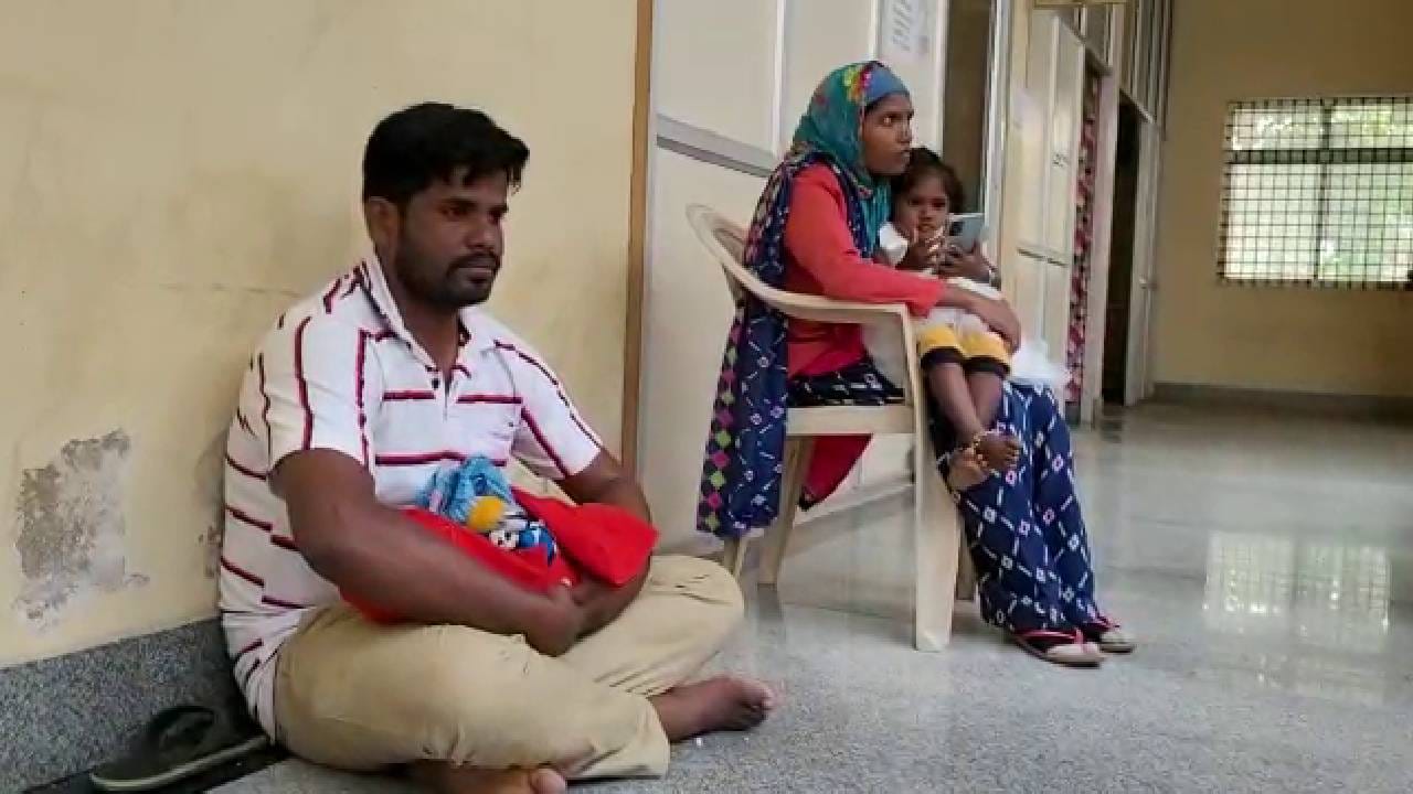 ಮನೆಗೆ ಓಡಾಡಲು ರಸ್ತೆ ಮಾಡಿಕೊಡಿ ಎಂದು ಎಳೆ ಮಗುವಿನ ಜೊತೆ ಧರಣಿ ಕುಳಿತ ದಂಪತಿ ...