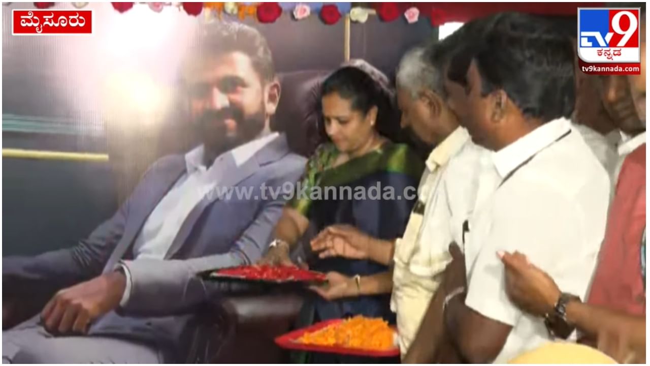 Ashwini Puneeth Rajkumar ಪುನೀತ್ ಭಾವಚಿತ್ರಕ್ಕೆ ಪುಷ್ಪ ನಮನ ಸಲ್ಲಿಸಿ ದಸರಾ