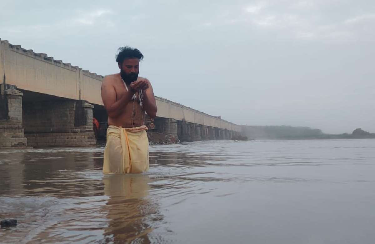 ಬಳ್ಳಾರಿಯಲ್ಲಿ ಸೇತುವೆ ದುರಸ್ತಿ ಕಾಮಗಾರಿ ವಿಳಂಬ ವಿರೋಧಿಸಿ ವೇದಾವತಿ ನದಿ ದಡದಲ್ಲೇ ...