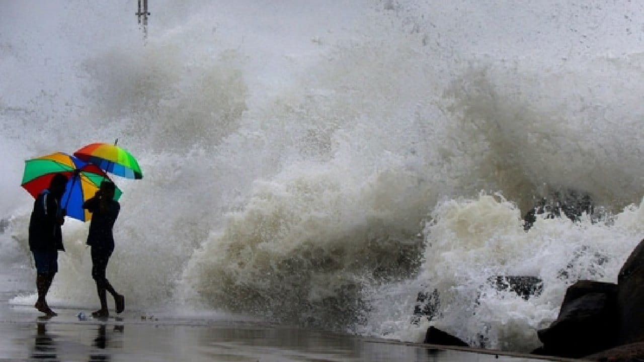 Karnataka Rain: ಕರ್ನಾಟಕದ ಕರಾವಳಿ, ದಕ್ಷಿಣ ಒಳನಾಡಿನಲ್ಲಿ ಇಂದು ಭಾರೀ ಮಳೆ; 15 ...