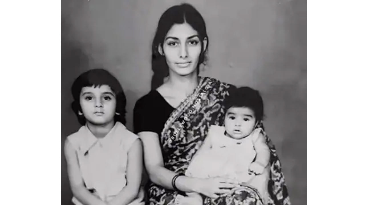 ಅಮ್ಮನ ಜೊತೆ ಕುಳಿತ ಈ ಸ್ಟಾರ್ ನಟಿಯರು ಯಾರೆಂದು ಗುರುತಿಸಿ - Kannada News ...