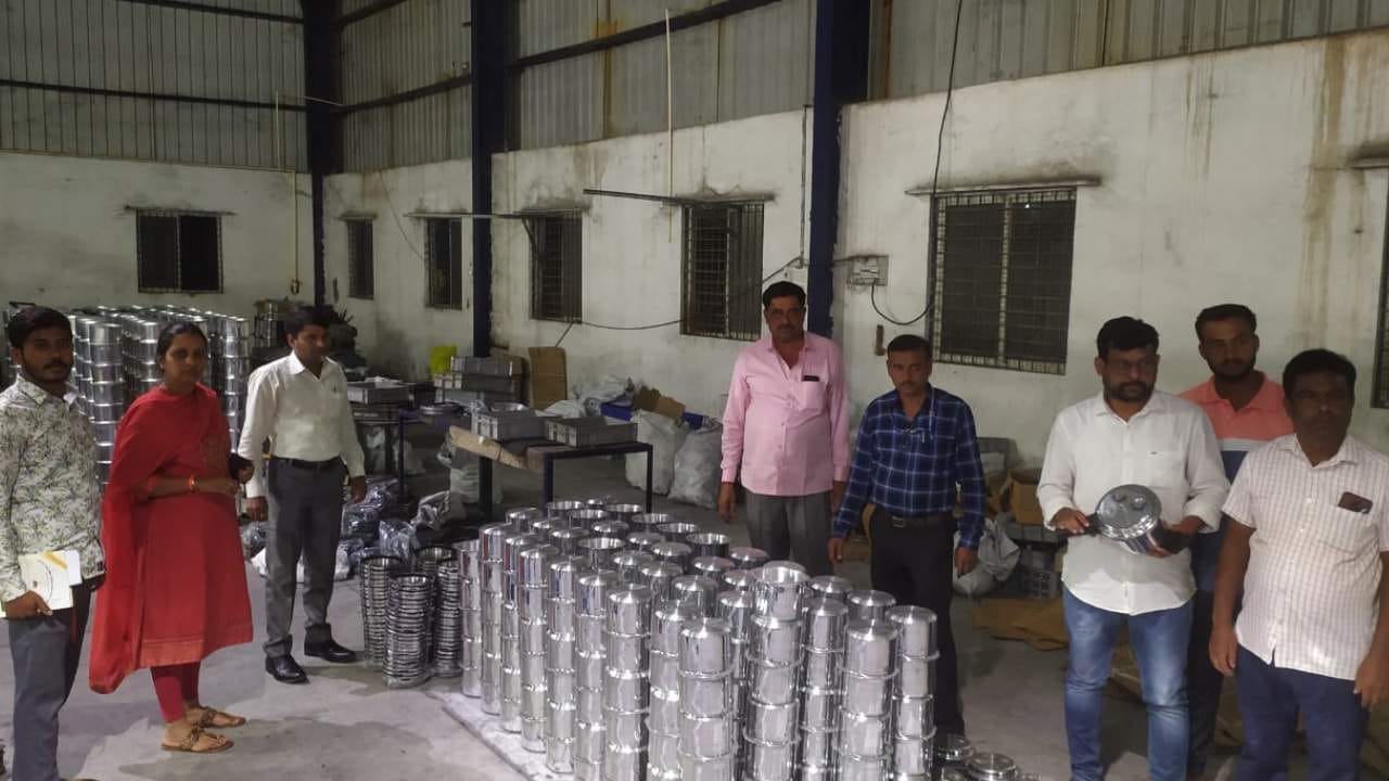 ಕುಕ್ಕರ್ ತಯಾರಿಕಾ ಕಾರ್ಖಾನೆ ಮೇಲೆ ತಹಶೀಲ್ದಾರ್ ದಾಳಿ: ಮತದಾರರಿಗೆ ಹಂಚಲು ...