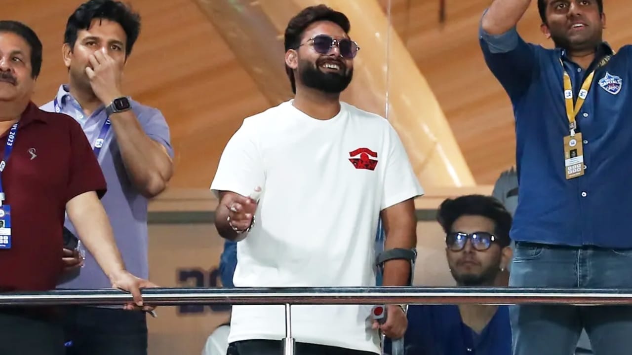 IPL 2023: ಡೆಲ್ಲಿ ಕ್ಯಾಪಿಟಲ್ಸ್ ಪಂದ್ಯದ ವೇಳೆ ಕಾಣಿಸಿಕೊಂಡ ರಿಷಭ್ ಪಂತ್ ...