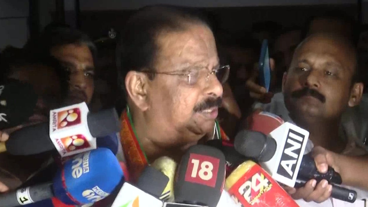 ನಕಲಿ ಪುರಾತನ ವಸ್ತು ವಂಚನೆ ಪ್ರಕರಣ: ಕೇರಳ ಪಿಸಿಸಿ ಅಧ್ಯಕ್ಷ ಇ.ಸುಧಾಕರನ್ ಬಂಧನ ... ನಕಲಿ ಪುರಾತನ ವಸ್ತು ವಂಚನೆ ಪ್ರಕರಣ: ಕೇರಳ ಪಿಸಿಸಿ ಅಧ್ಯಕ್ಷ ಇ.ಸುಧಾಕರನ್ ಬಂಧನ ...