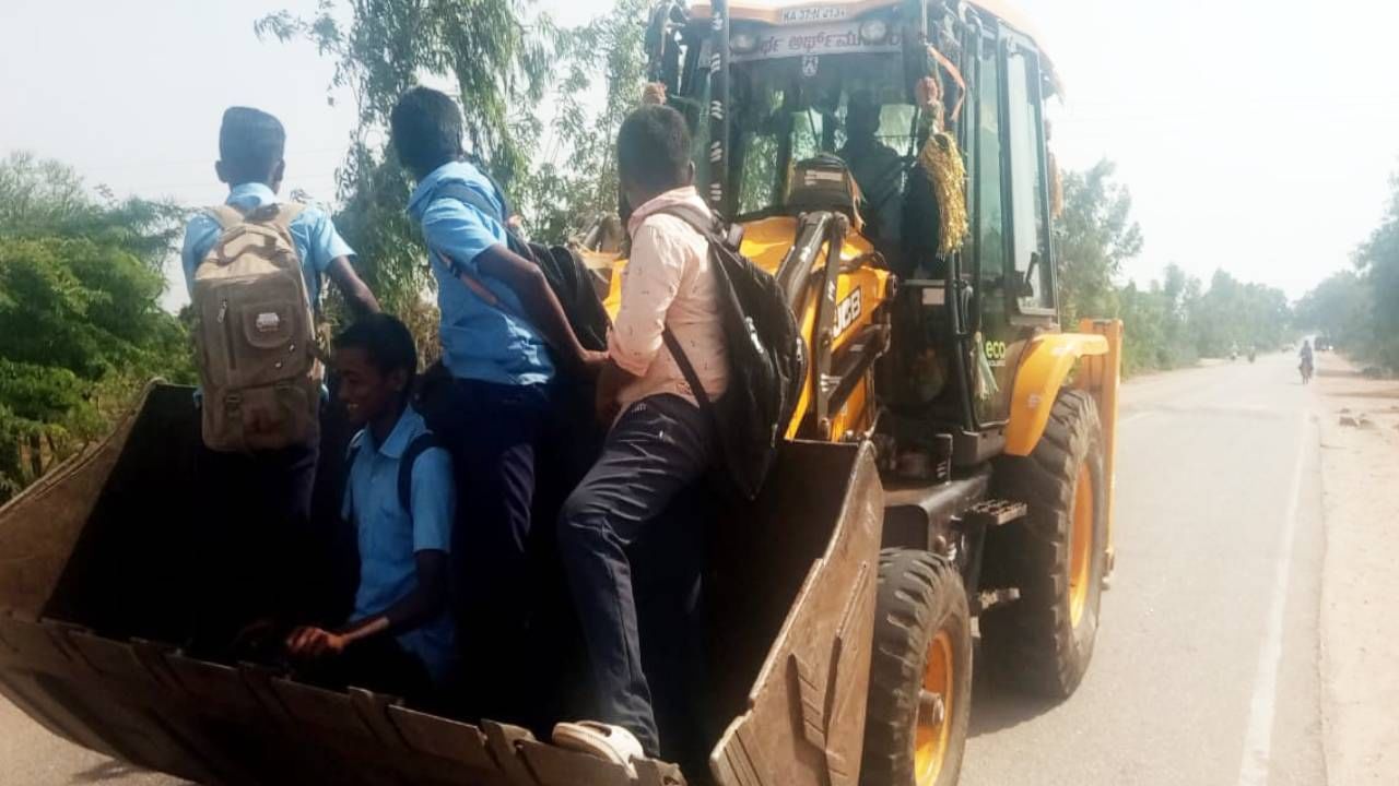 Koppala News: ತಮ್ಮೂರಿಗೆ ಬಸ್ ಸೇವೆ ಇಲ್ಲದೆ ಜೆಸಿಬಿಯಲ್ಲಿ ಕುಳಿತು ಶಾಲೆಗೆ ...