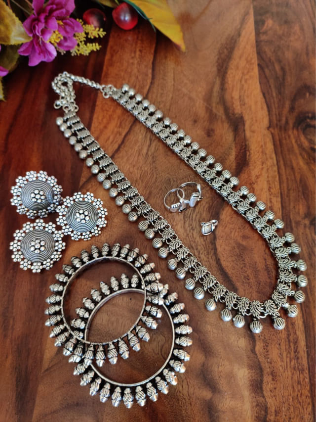 Silver Jewellery: ಬೆಳ್ಳಿಯ ಆಭರಣ ಕಪ್ಪಾಗಿದ್ದರೆ, ಈ ಸಿಂಪಲ್ ಟಿಪ್ಸ್ ಟ್ರೈ ಮಾಡಿ ...