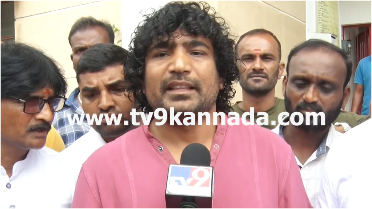 ರಸ್ತೆ ಅಪಘಾತದ ಬಗ್ಗೆ ಪೊಲೀಸ್ ಠಾಣೆ ಎದುರು ‘ಗಿಚ್ಚಿ ಗಿಲಿಗಿಲಿ’ ನಟ ಚಂದ್ರಪ್ರಭ ...