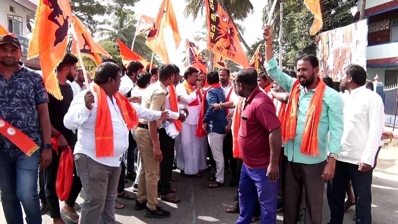 ಮಂಡ್ಯ ಹನುಮ ಧ್ವಜ ವಿವಾದ: ಗ್ರಾ.ಪಂ ಸಭೆಯಲ್ಲಿ ಸರ್ವ ಪಕ್ಷಗಳಿಂದಲೇ ಸಿಕ್ಕಿತ್ತು ...