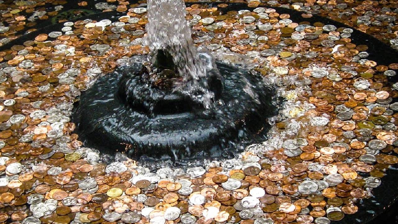 ದೇವಾಲಯದ ಕೊಳದಲ್ಲಿ ನಾಣ್ಯಗಳನ್ನ ಯಾಕೆ ಹಾಕ್ತಾರೆ? - Kannada News | Reason ...