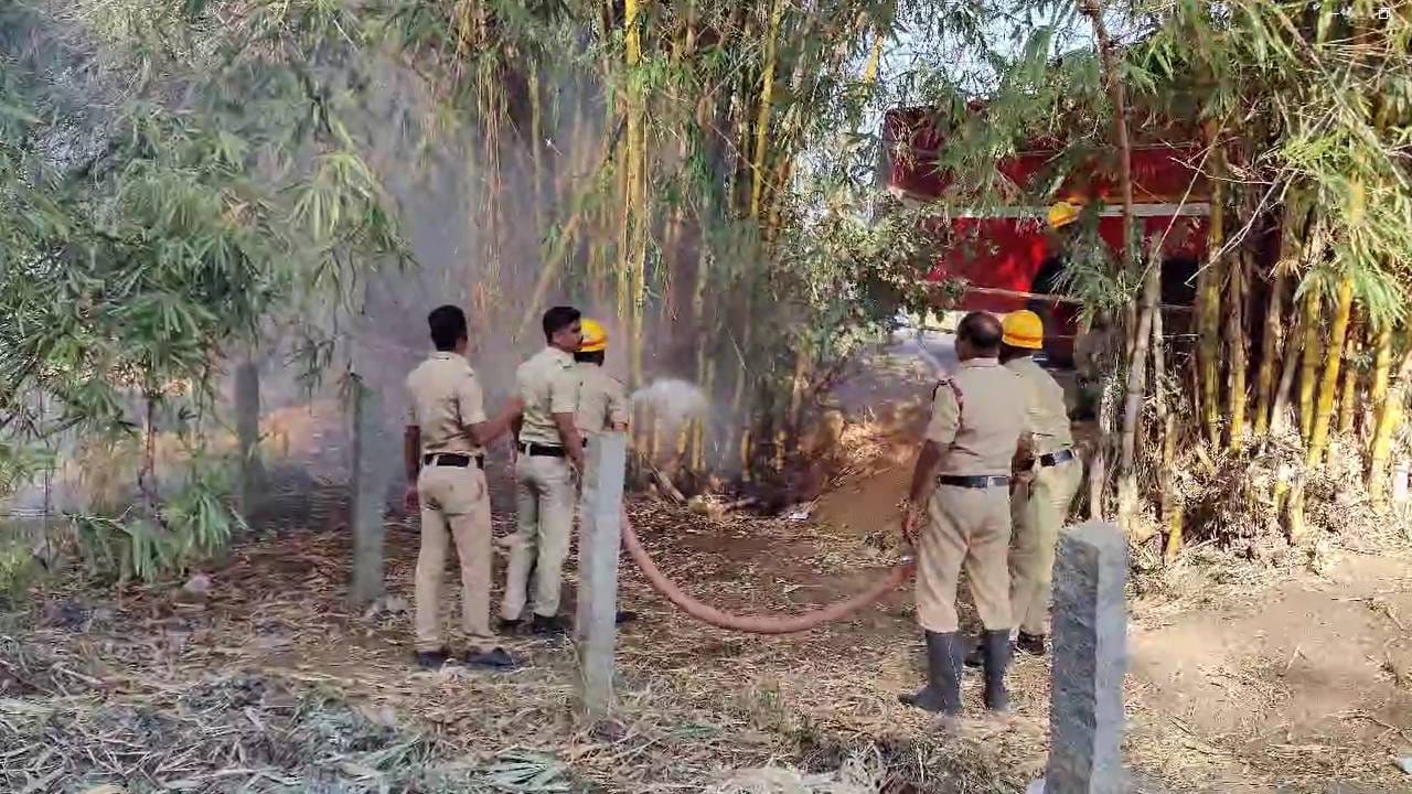 ಹಂಪಿ ಉತ್ಸವದ ವೇದಿಕೆ ಹಿಂಭಾಗದಲ್ಲಿ ಬೆಂಕಿ, ಅಗ್ನಿ ಶಾಮಕದಳ ಸಮಯ ಪ್ರಜ್ಞೆಯಿಂದ ...