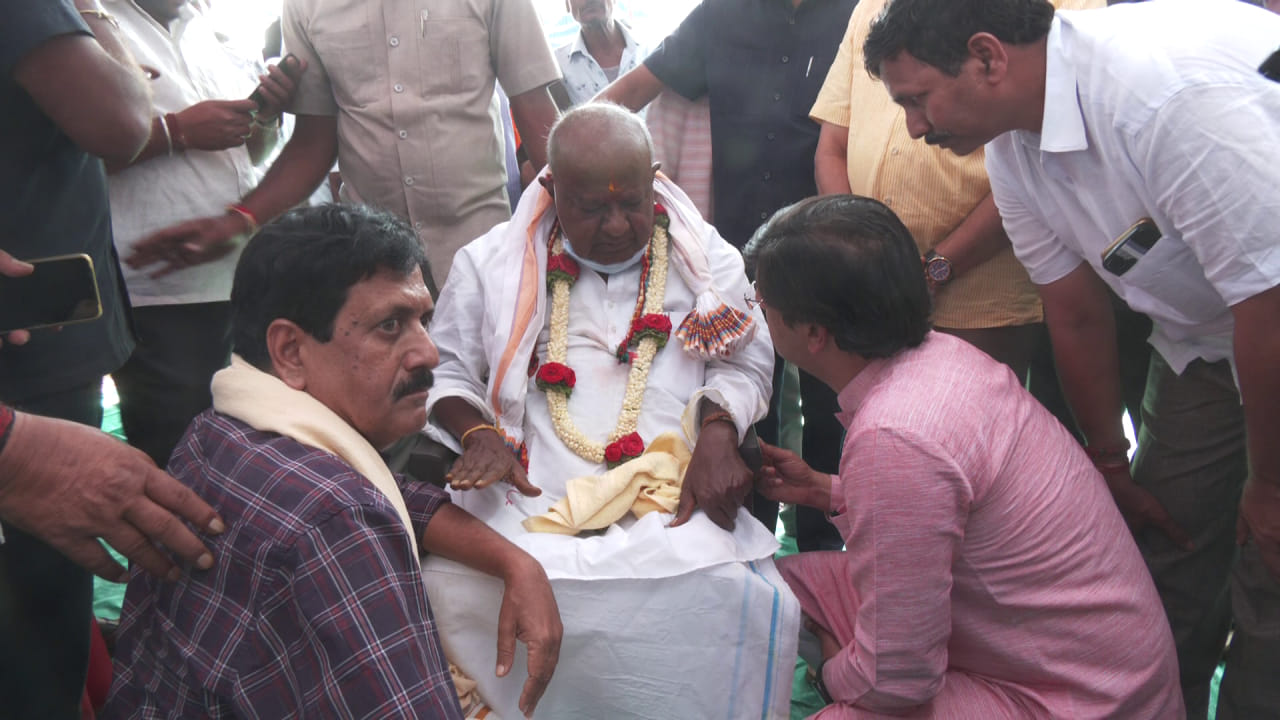 ಇಡೀ ದಿನ ಉಪವಾಸವಿದ್ದು... 80 ವರ್ಷ ಬಳಿಕ ಹುಟ್ಟೂರಿನಲ್ಲಿ ಮಾವಿನಕೆರೆ ರಂಗನಾಥನಿಗೆ ...