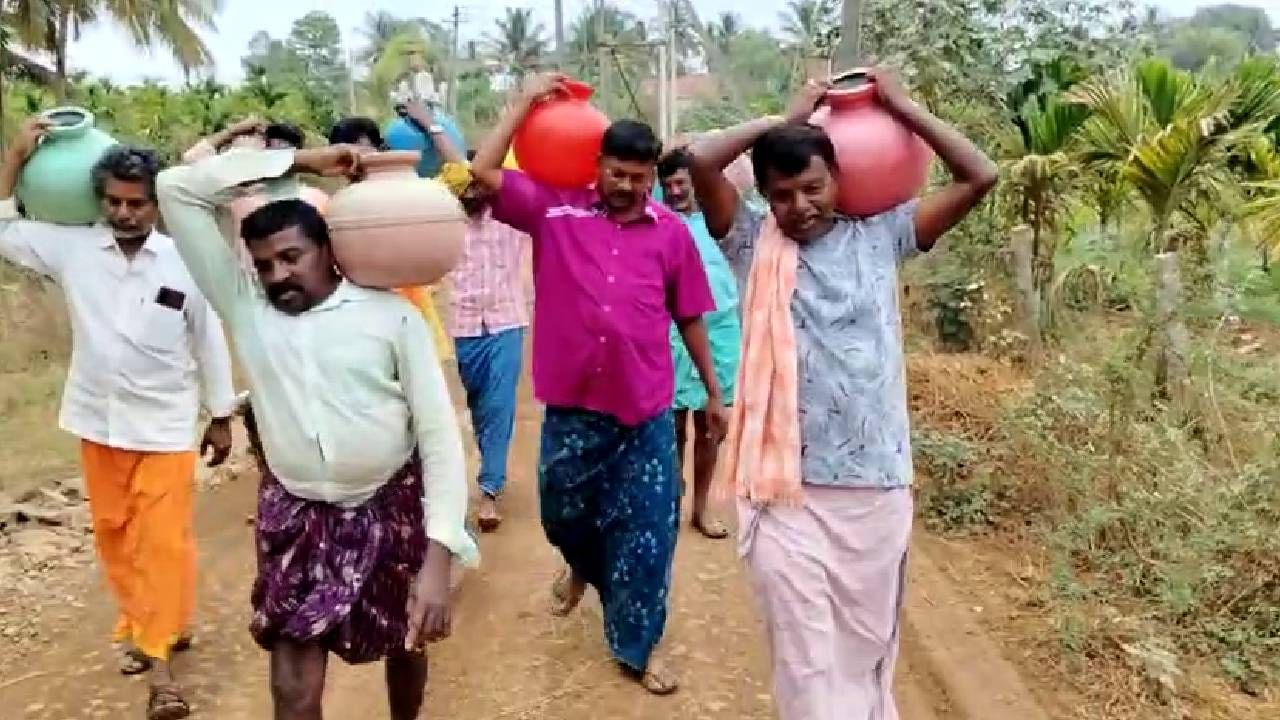 ಕಾಡು ಪ್ರಾಣಿ ಹಾಗೂ ಬಾನಾಡಿಗಳಿಗೆ ಮನೆಯಿಂದ ನೀರು ಪೂರೈಸುತ್ತಿರುವ ಗ್ರಾಮಸ್ಥರು ...