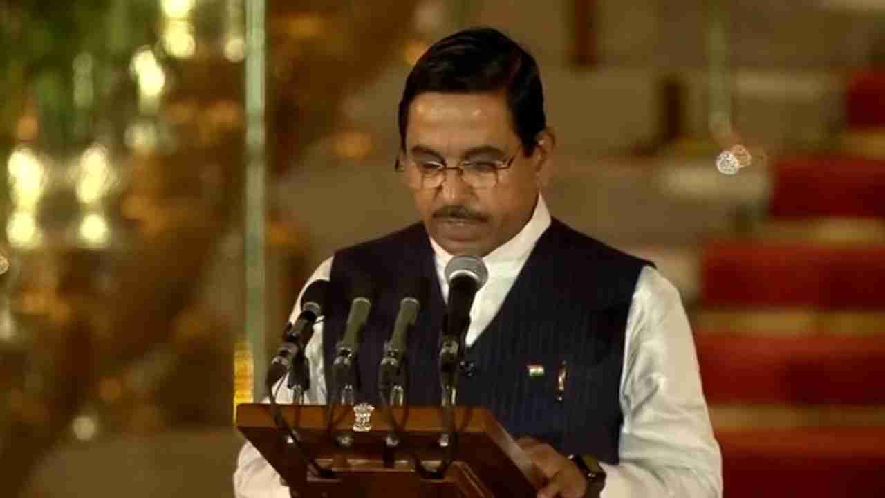 Pralhad Joshi Oath: ದೇವರ ಹೆಸರಲ್ಲಿ ಪ್ರಮಾಣವಚನ ಸ್ವೀಕರಿಸಿದ ಪ್ರಲ್ಹಾದ್ ಜೋಶಿ ...