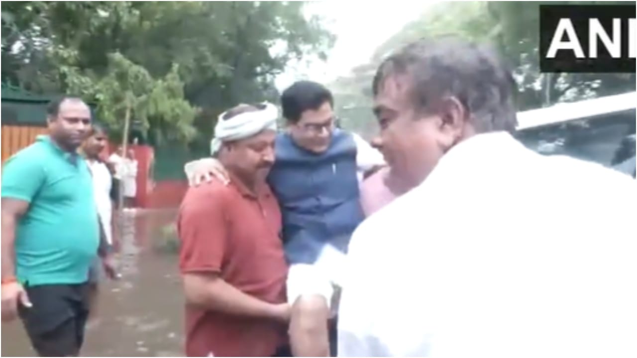 ದೆಹಲಿ ಮಳೆಗೆ ಮನೆಗೆ ನುಗ್ಗಿದ ನೀರು, ಎಸ್ ಪಿ ಸಂಸದರನ್ನು ಎತ್ತಿಕೊಂಡು ಕಾರಿನಲ್ಲಿ ಕುಳ್ಳಿರಿಸಿದ ಸಿಬ್ಬಂದಿ ...