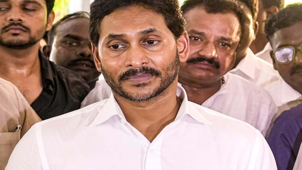 ತಿರುಮಲ ಭೇಟಿ ಮುನ್ನ ನಿಷೇಧಾಜ್ಞೆ ಧಿಕ್ಕರಿಸದಂತೆ ಜಗನ್ ರೆಡ್ಡಿಗೆ ಪೊಲೀಸ್ ನೋಟಿಸ್ ...