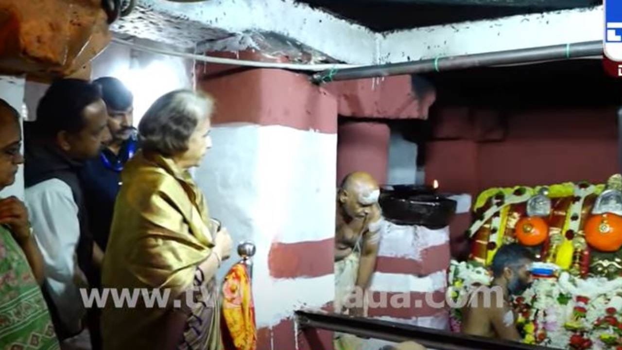 Hasanambe Darshan: ಮೊದಲ ದಿನವೇ ಹಾಸನಾಂಬೆಯ ದರ್ಶನ ಮಾಡಿಕೊಂಡ ರಾಜಮಾತೆ ಪ್ರಮೋದಾ ...