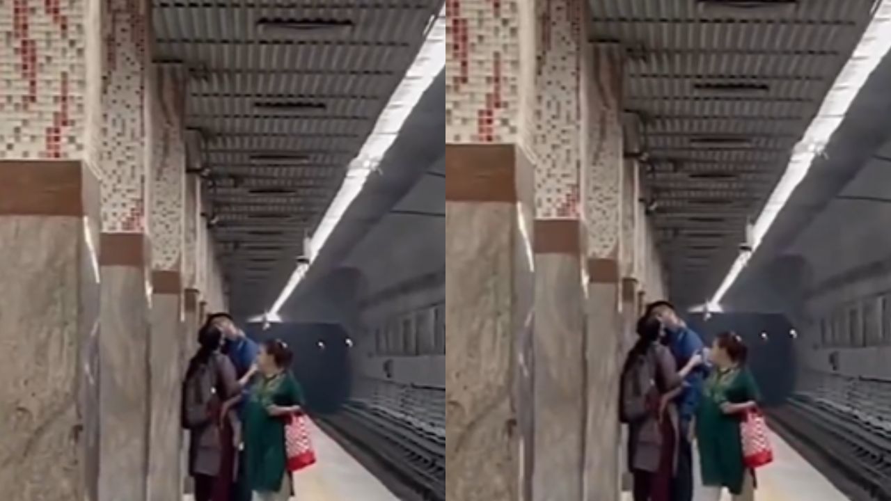 Viral: ಮೆಟ್ರೋ ನಿಲ್ದಾಣದಲ್ಲಿ ಎಲ್ಲರೆದುರಲ್ಲೇ ಲಿಪ್‌ ಟು ಲಿಪ್‌ ಕಿಸ್‌ ಮಾಡುತ್ತಾ ನಿಂತ ಜೋಡಿ; ವಿಡಿಯೋ ವೈರಲ್ ...