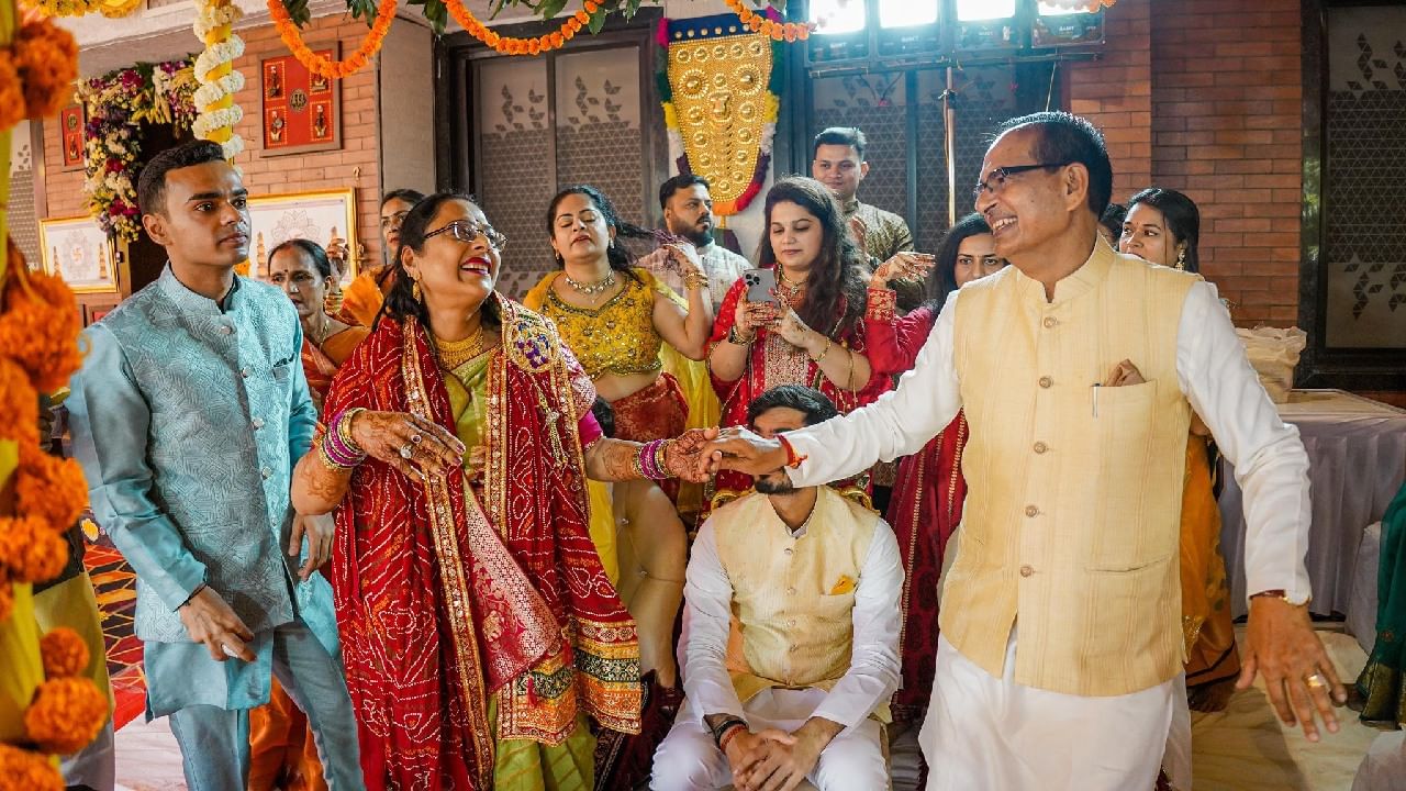 ಮಗನ ಮದುವೆಯ ಅರಿಶಿನ ಶಾಸ್ತ್ರದಲ್ಲಿ ಹೆಂಡತಿ ಜೊತೆ ಕೇಂದ್ರ ಸಚಿವ ಶಿವರಾಜ್ ಸಿಂಗ್ ...