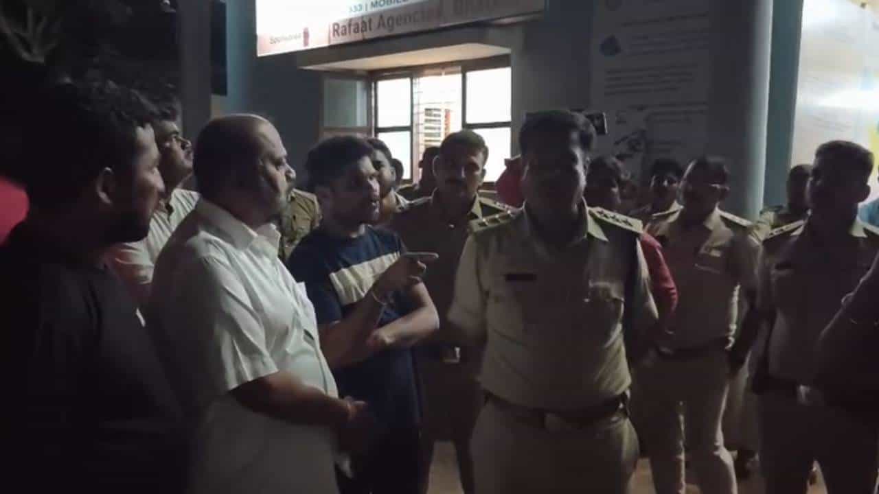 ತಣ್ಣಗಾಗಿದ್ದ ಭಟ್ಕಳದಲ್ಲಿ ಮತ್ತೆ ಕೊಮು ಸಂಘರ್ಷ: ಪೊಲೀಸ್ ಠಾಣೆ ಮುಂದೆ ಪ್ರತಿಭಟನೆ ...